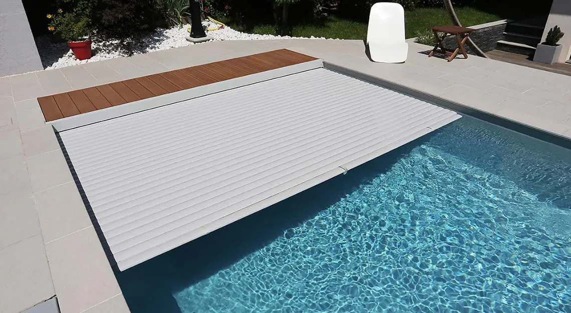 Poolabdeckungen manuell und elektronisch - Desjoyaux Pools Berlin